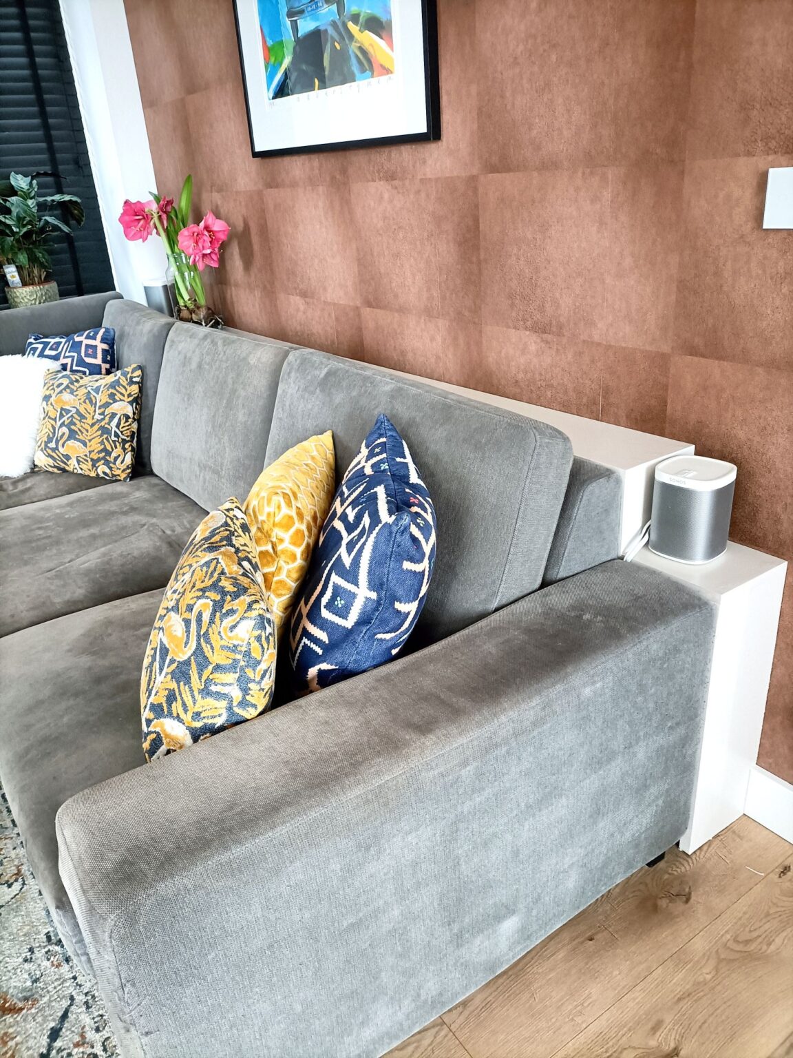 Meer ruimte en stijl met een plank achter de bank